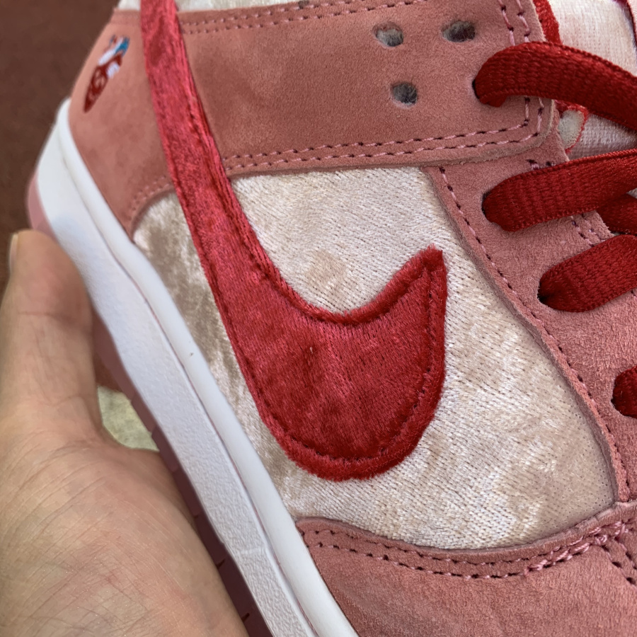 StrangeLove x Dunk Low SB 'Valentine's Day' - SneakerCharter.com
