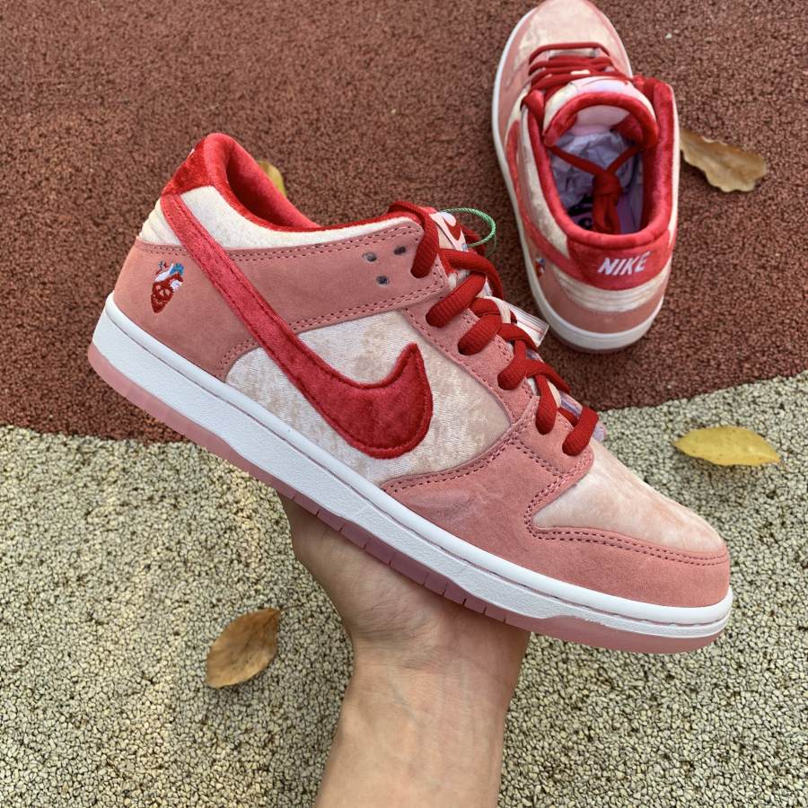 StrangeLove x Dunk Low SB 'Valentine's Day' - SneakerCharter.com
