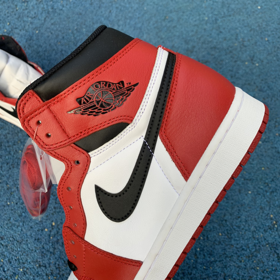 Jordan 1 Retro Chicago (2015) - SneakerCharter.com
