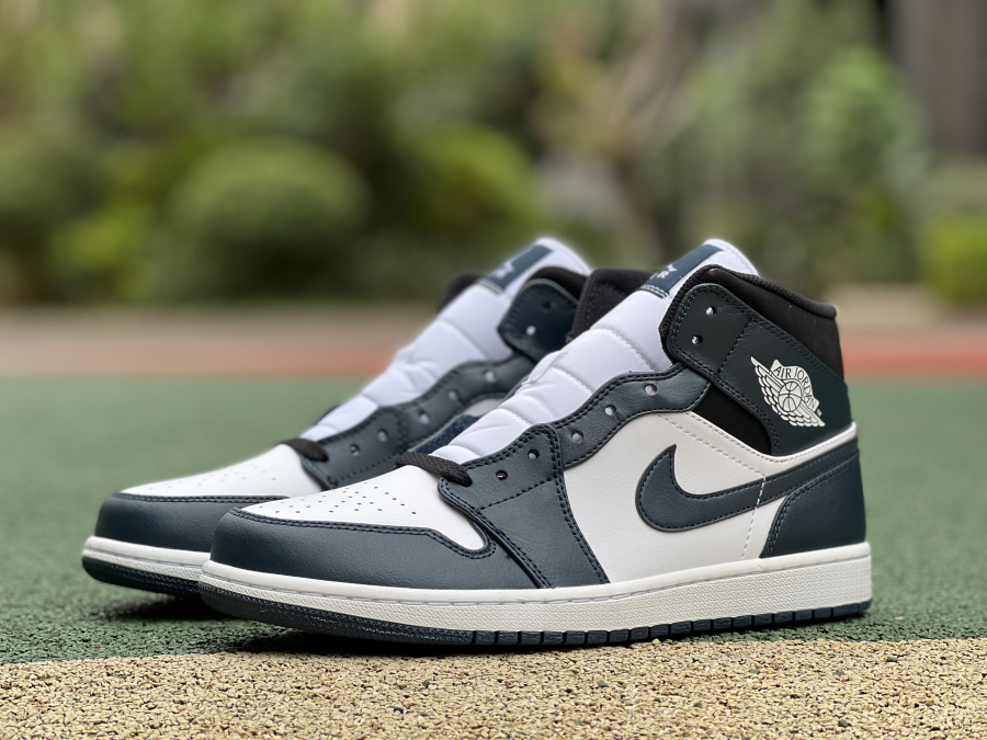 Air Jordan 1 Mid 'Armory Navy' - SneakerCharter.com