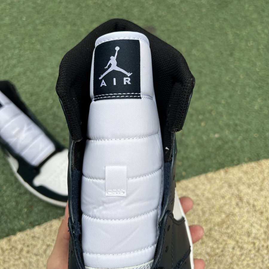 Air Jordan 1 Mid 'Armory Navy' - SneakerCharter.com