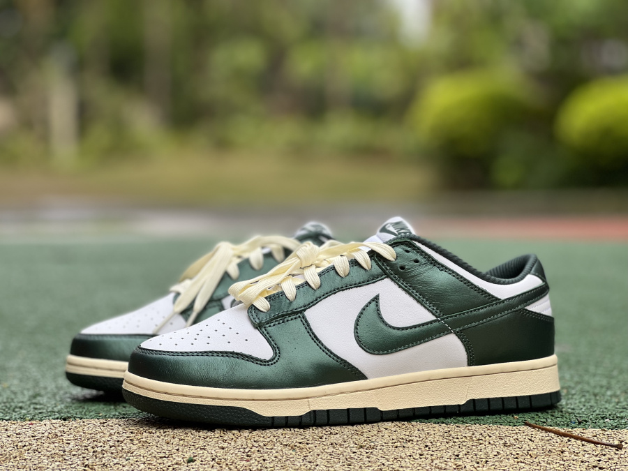 Dunk Low 'Vintage Green' - SneakerCharter.com