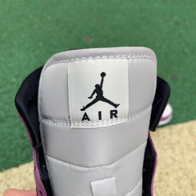 Air Jordan 1 Mid SE 'Berry Pink' - SneakerCharter.com