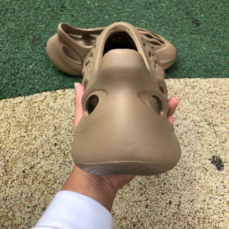 Yeezy Foam Runner 'Mist' - SneakerCharter.com