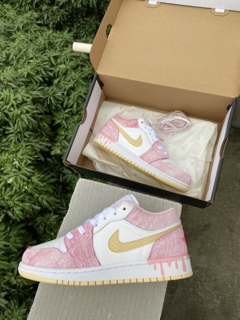 Air Jordan 1 Low 'Strawberry Ice Cream' - SneakerCharter.com