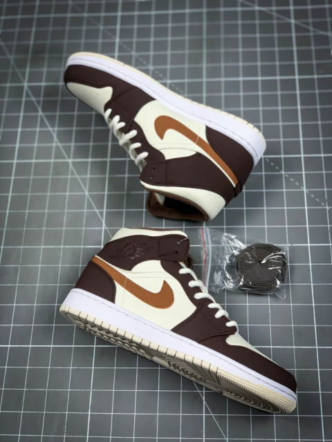 Air Jordan 1 Mid SE 'Cream Dark Chocolate' - SneakerCharter.com