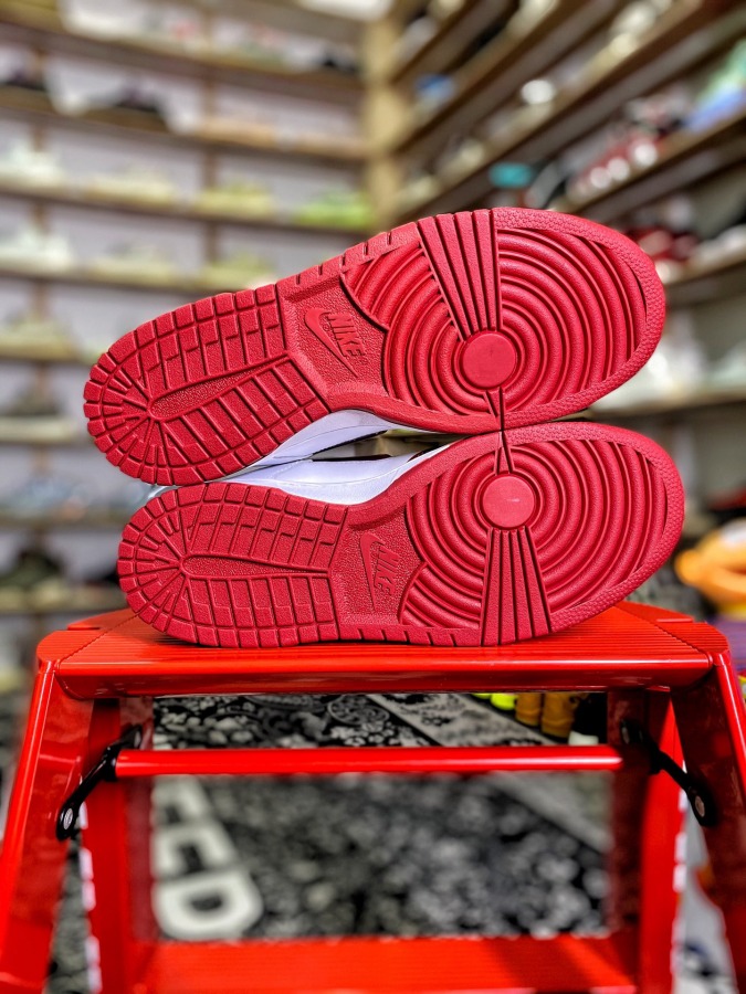 Supreme x Dunk SB Low 'Varsity Red' - SneakerCharter.com