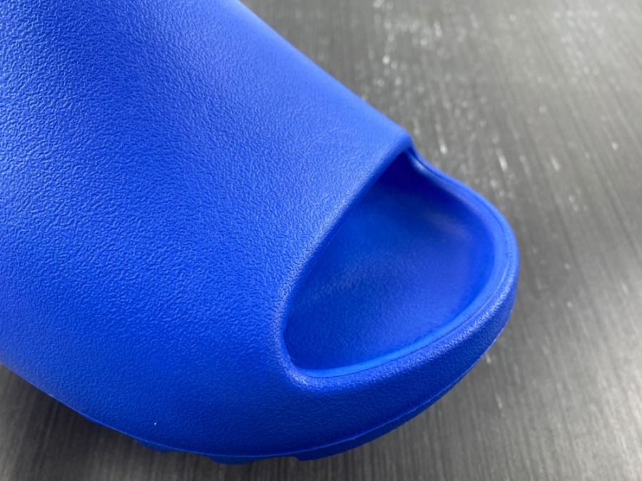 Yeezy Slides 'Azure' - SneakerCharter.com