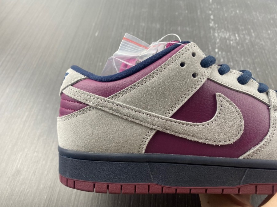 Dunk Low SB 'True Berry' - SneakerCharter.com