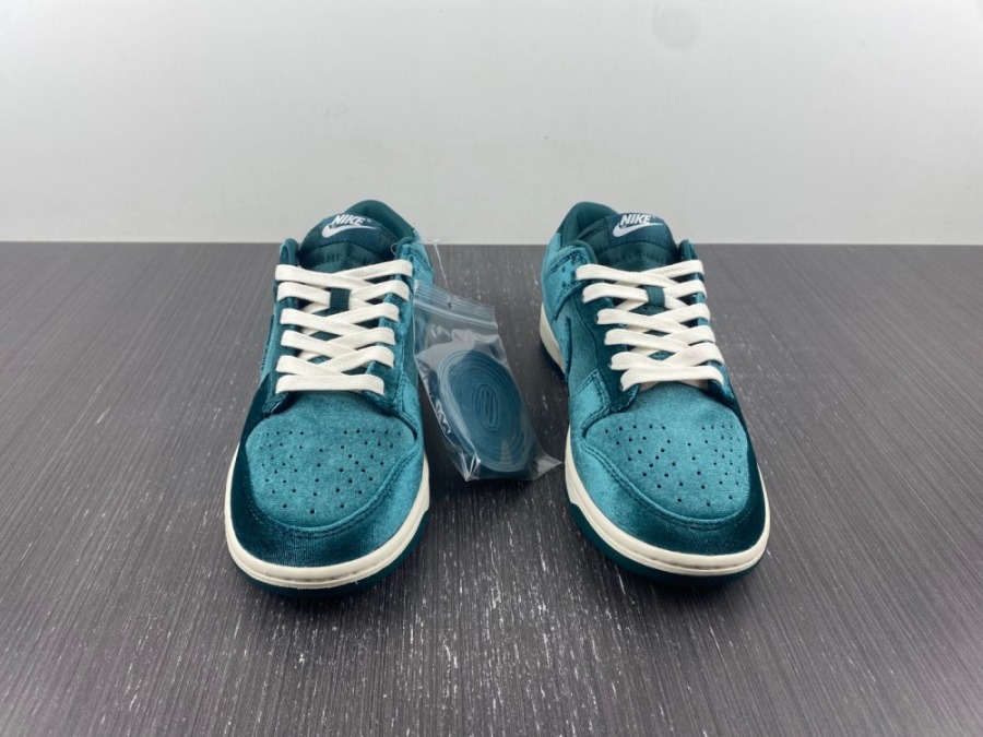 Dunk Low 'Velvet Teal' - SneakerCharter.com