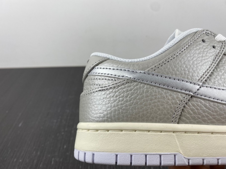 Dunk Low SE 'Metallic Silver' - SneakerCharter.com