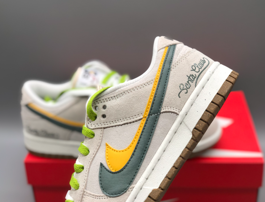Dunk SB Low 'Santa Claus' - SneakerCharter.com