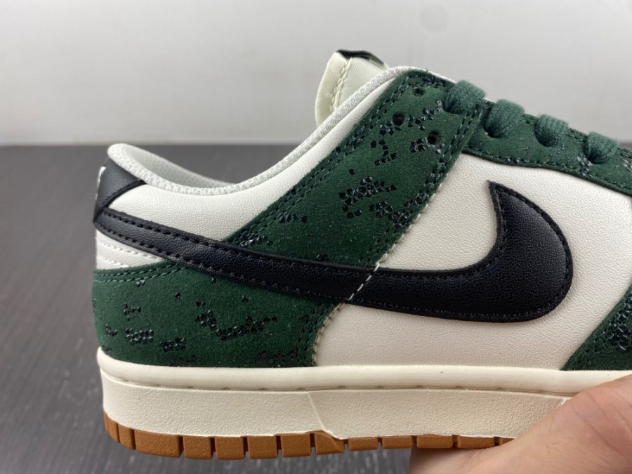 Nike Dunk Low 'Green Snake' - SneakerCharter.com