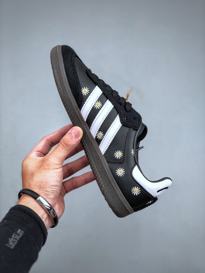 atmos x FACE x Adidas Samba OG 'Embroidered Daisies' - SneakerCharter.com