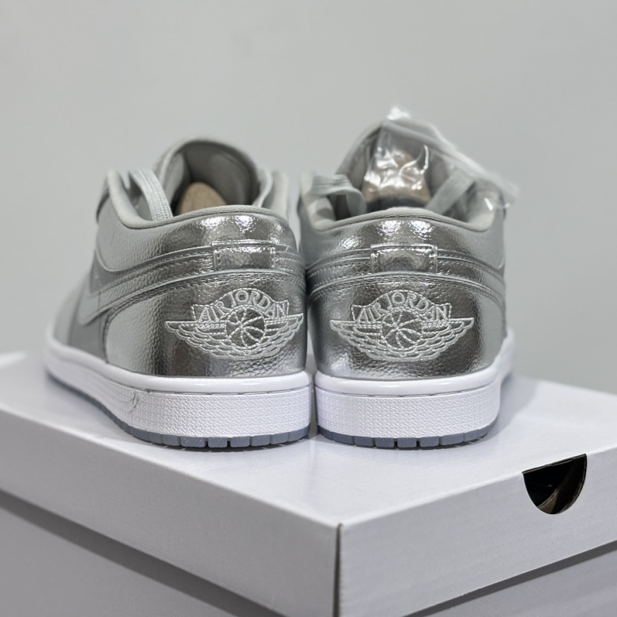 Air Jordan 1 Low SE 'Metallic Silver' - SneakerCharter.com